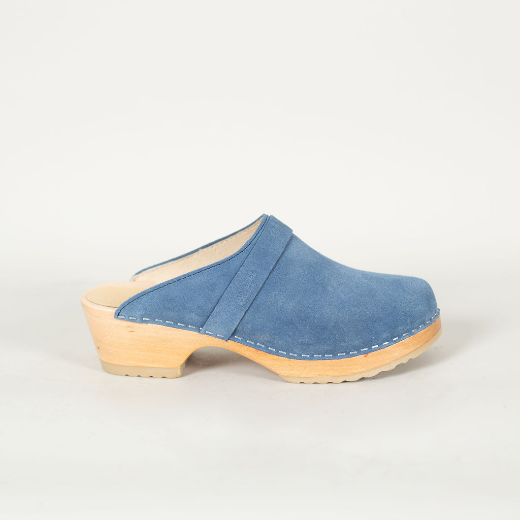 Berkeley clogs in blue suede leather on a natural wooden bottom