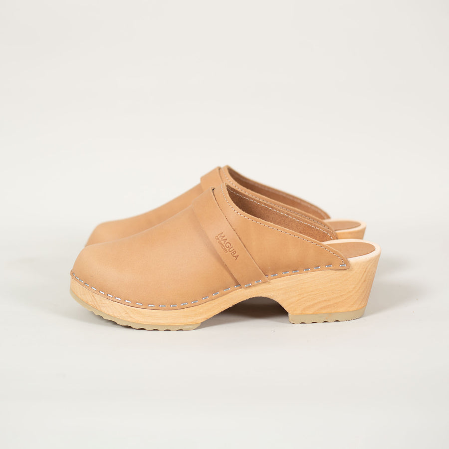 Berkeley clogs in light tan leather on a natural wooden bottom